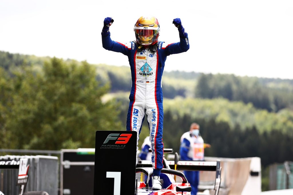 Zendeli rast zu dominantem ersten F3-Sieg - motorsport-news.com