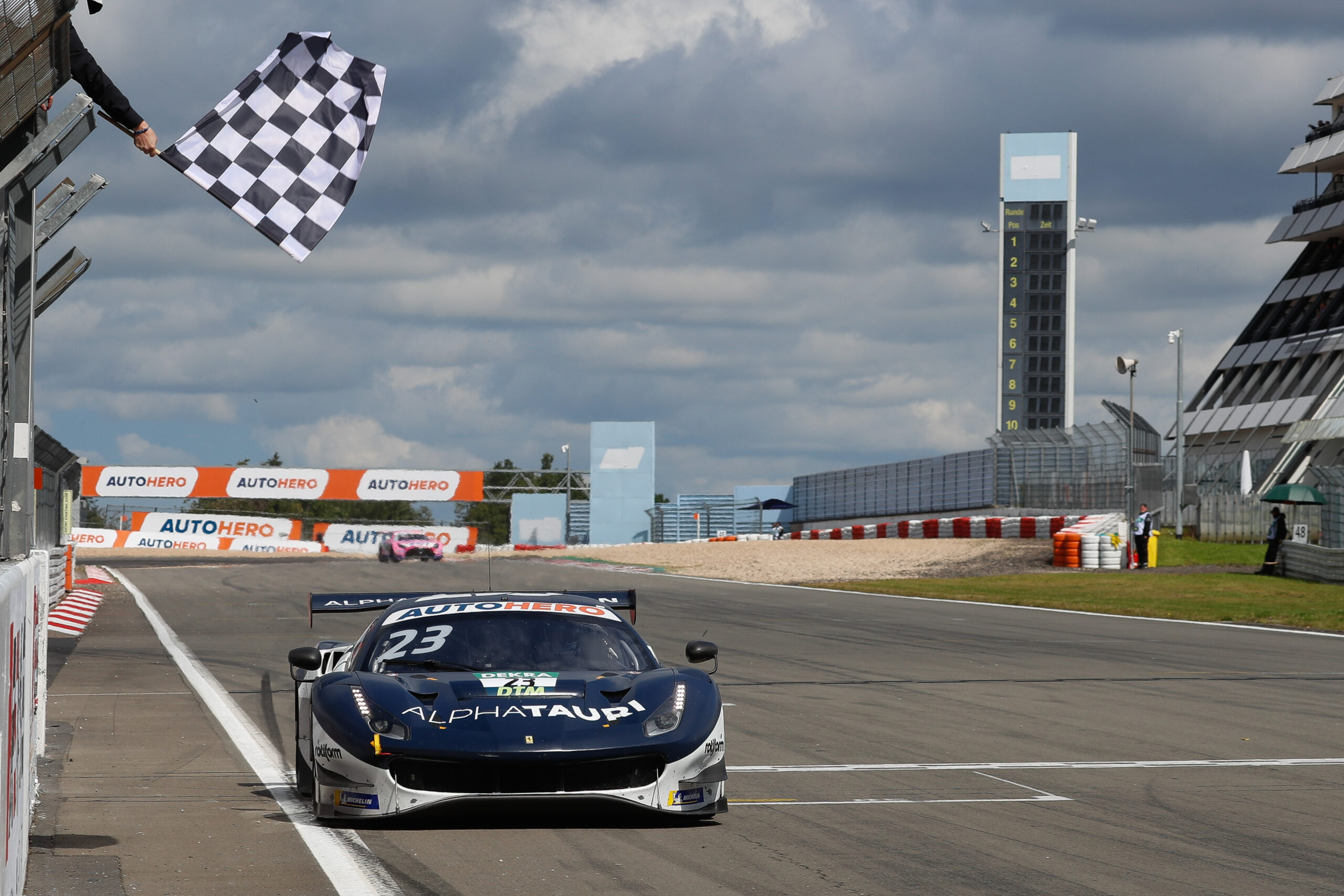 Alex Albon feiert ersten DTM-Sieg - motorsport-news.com